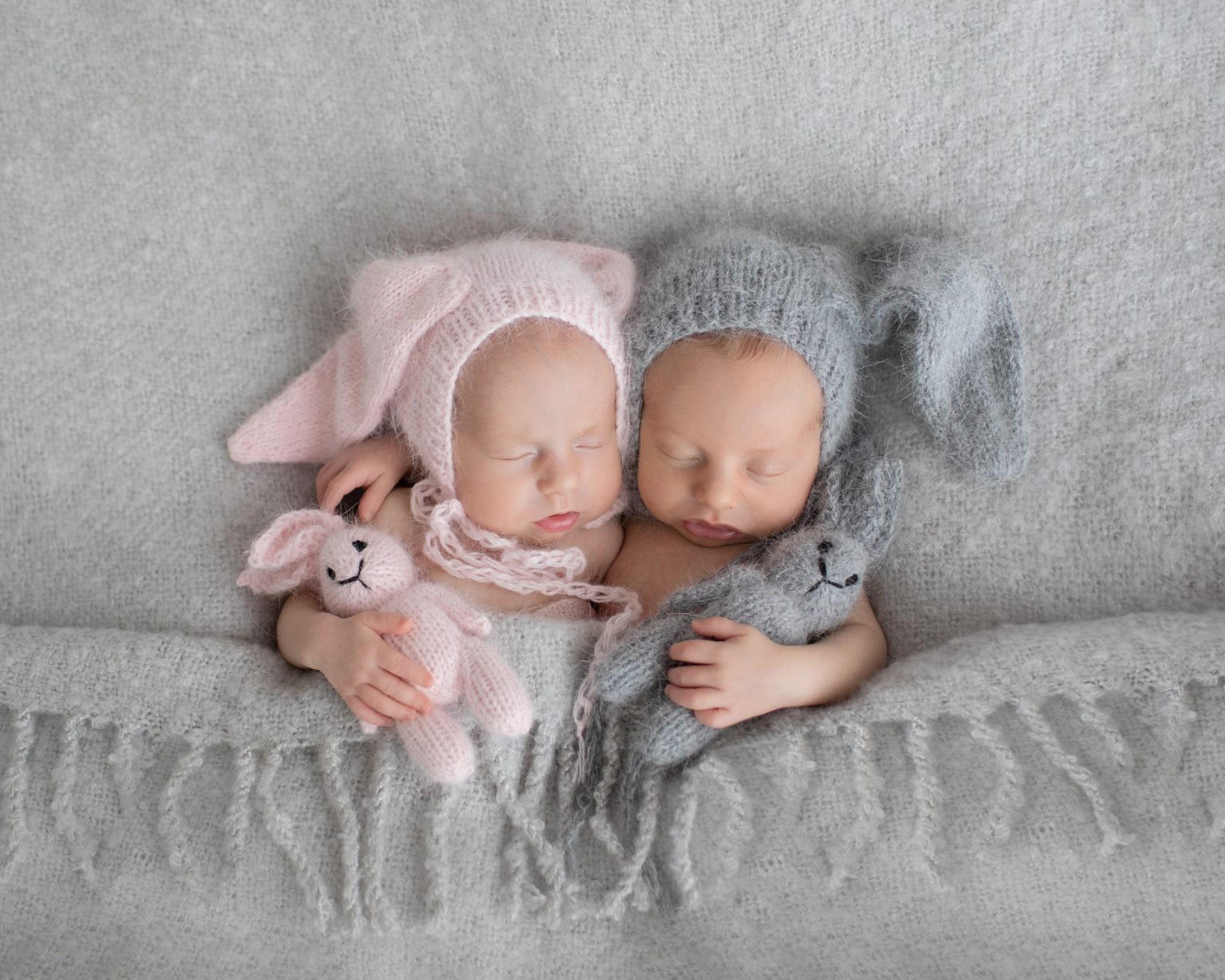 The Unbreakable Bond of Newborn Twins | Professional Photos You’ll Love ...